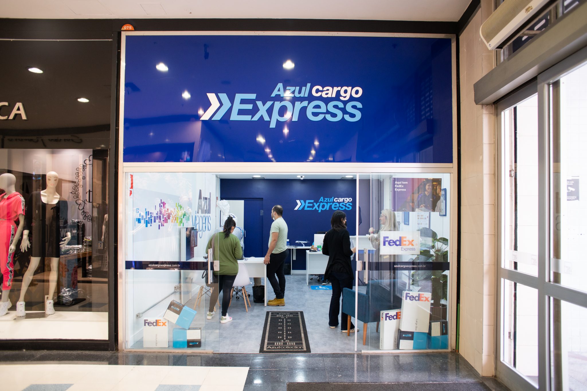 Azul Cargo expande sua atuação com abertura de 14 novas lojas - Aviões ...